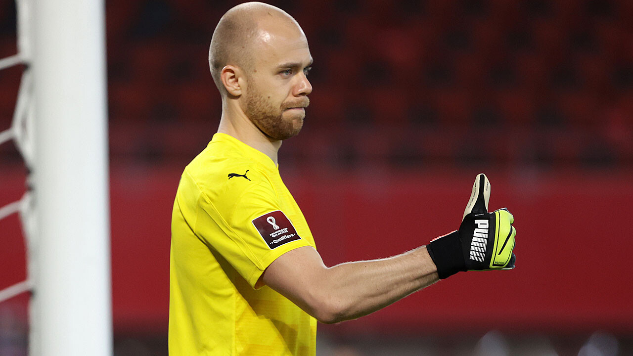 LASK-Goalie Alexander Schlager freut Franco Fodas "Signal"