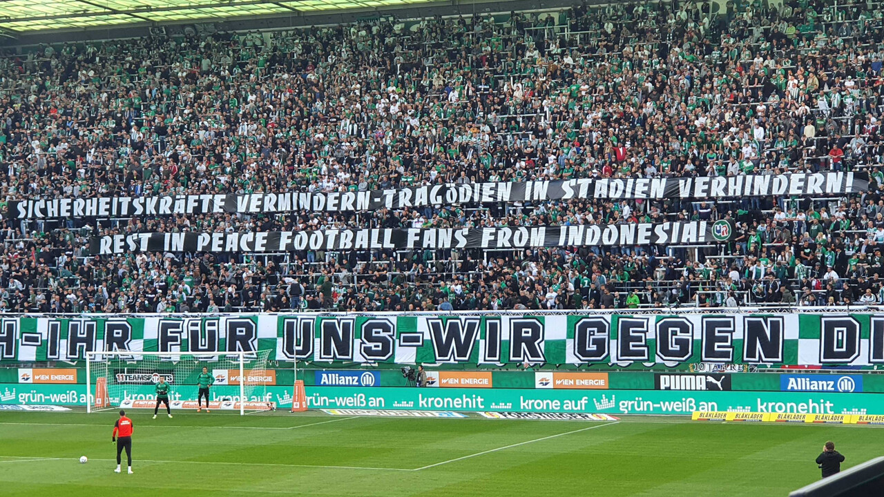 SK Rapid mit Fan-Banner für Indonesien-Opfer, gegen Polizei
