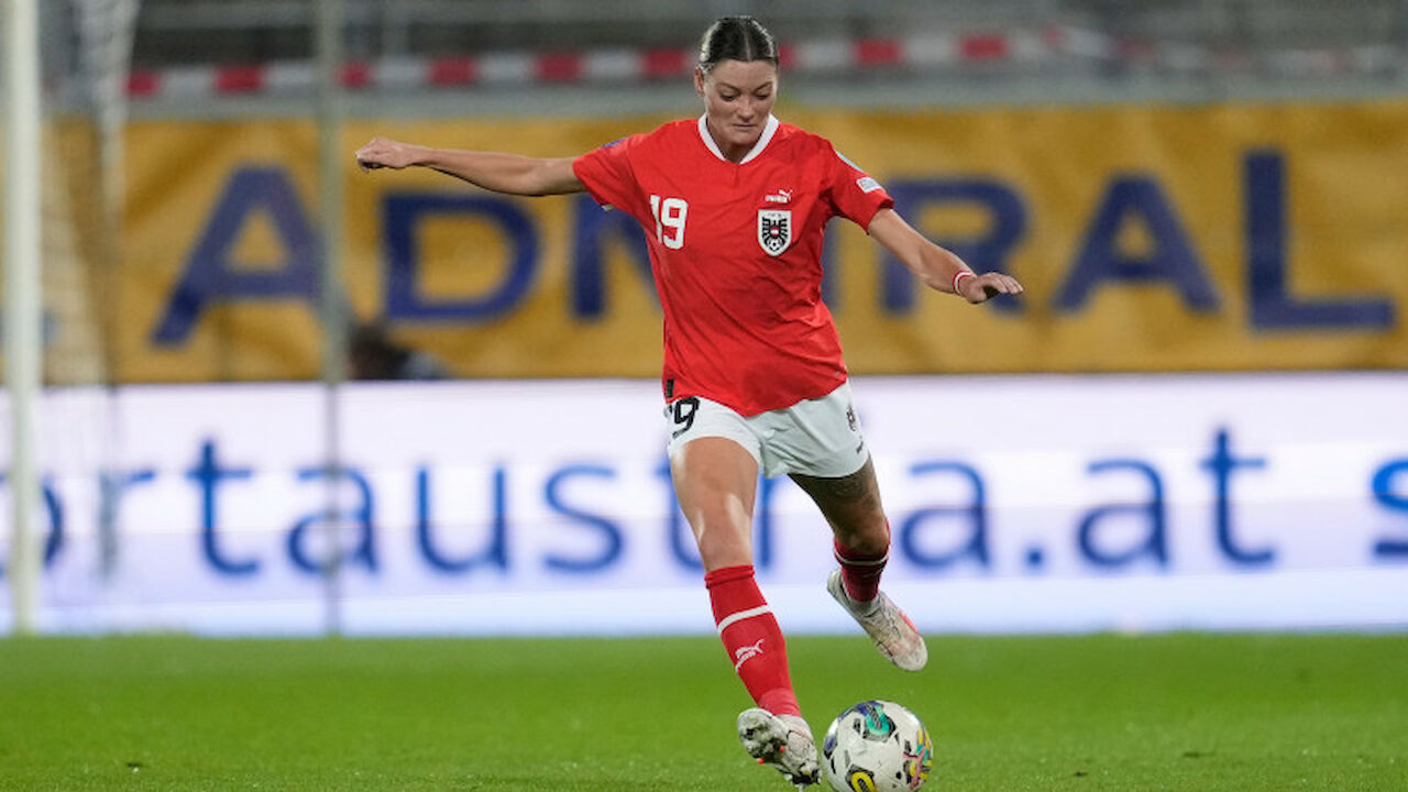 Fix Öfb Teamspielerin Verena Hanshaw Dockt In Italien An