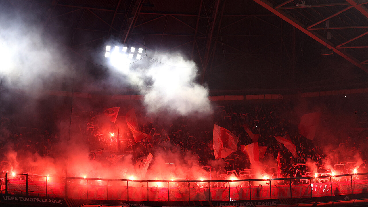 Rauchbomben! Ajax-Spiel wegen Fan-Ausschreitungen abgebrochen