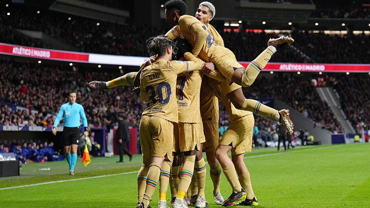 Barcelona gewinnt hitziges Spitzenspiel gegen Atletico knapp