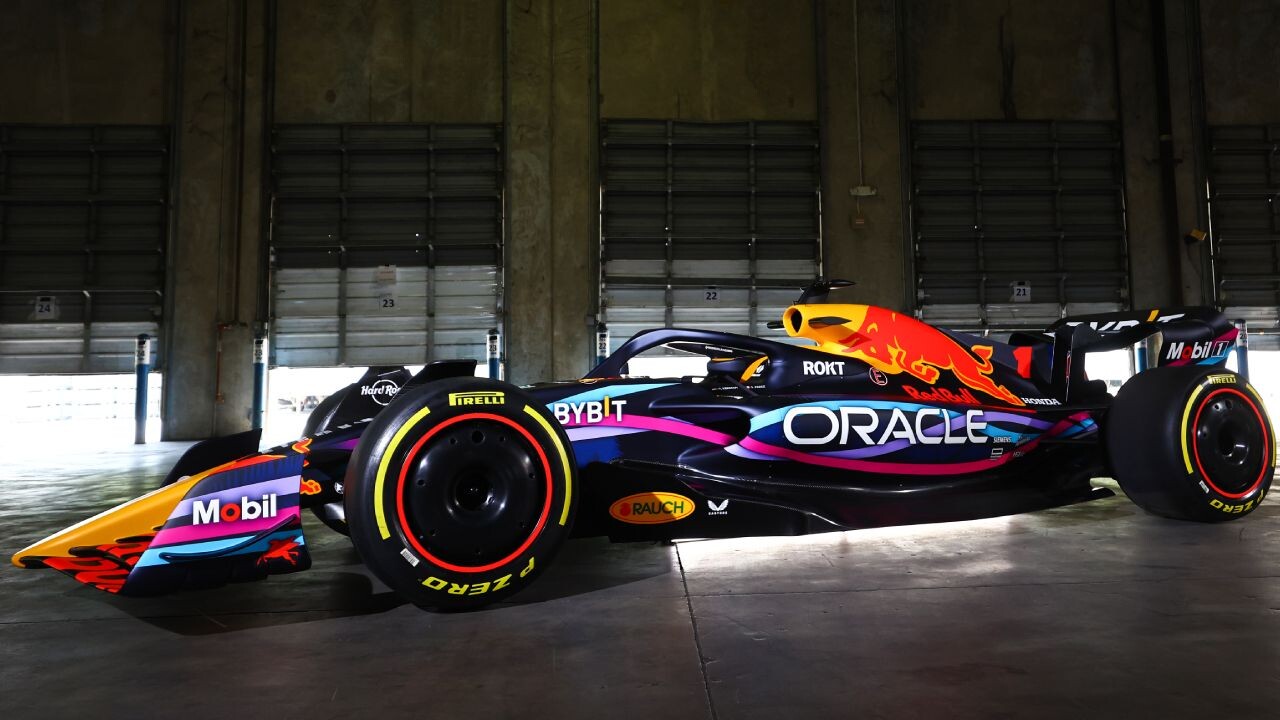 Red Bull fährt in Miami mit pinken und violetten Streifen