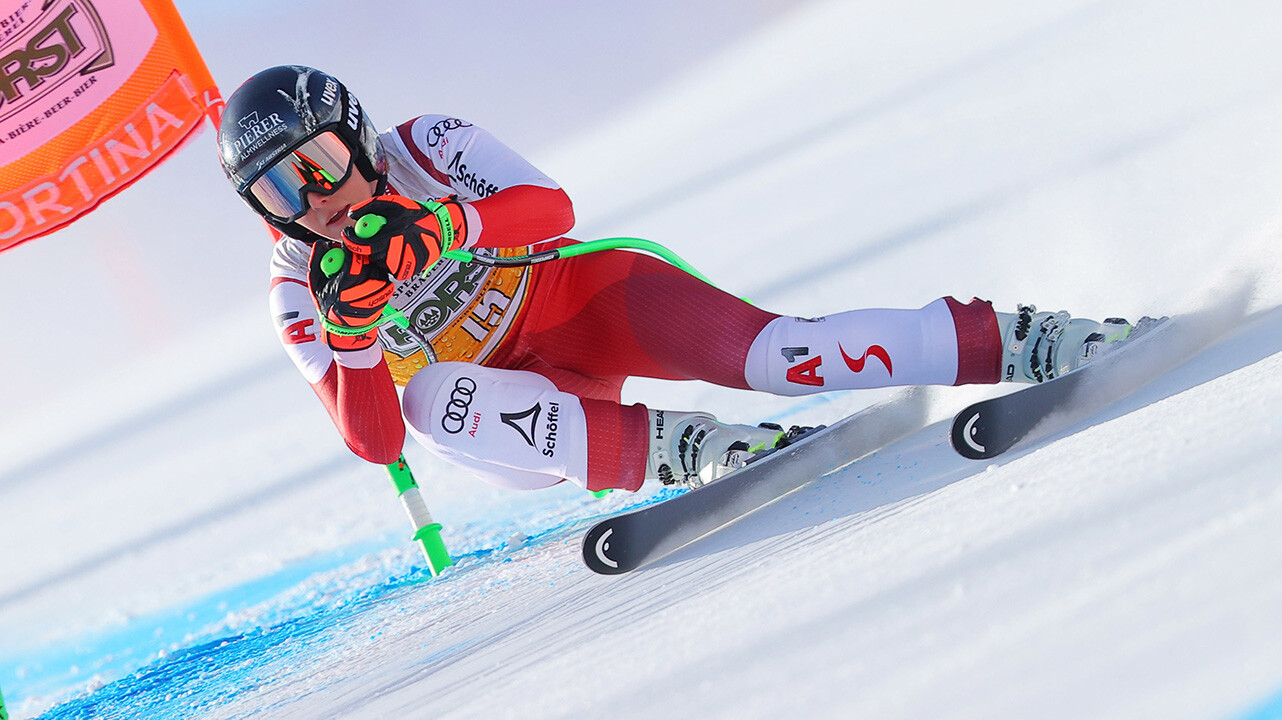 Conny Hütter im Cortina-Super-G am Podest, Norwegerin siegt