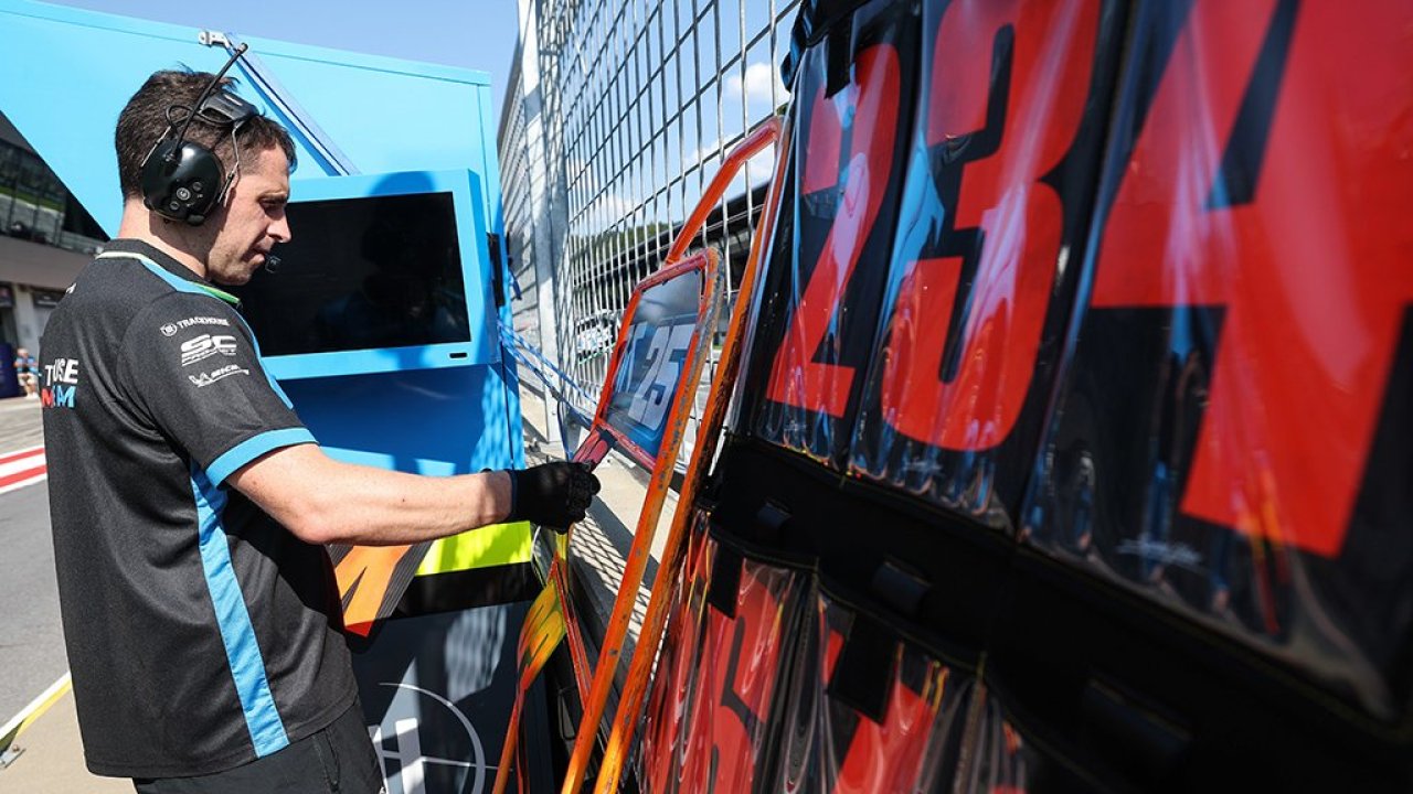 Ein Ausflug in die Boxengasse: Auge in Auge mit MotoGP-Stars