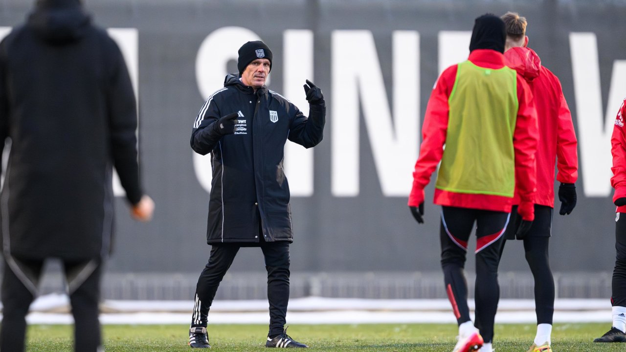 Kühbauer weist Titelchance bei Trainingsauftakt von sich